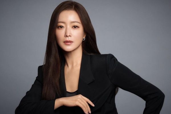¡Todo sobre Kim Hee-Sun! Edad, patrimonio neto, relación, carrera