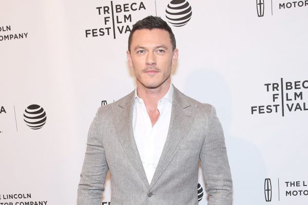 ¿Está casado Luke Evans? Detalles de la relación del actor, la familia ...