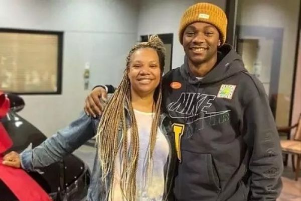 All About Jonathan Daviss Parents? The Outer Banks Cast Family And ...