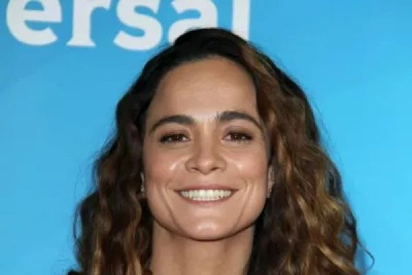 Is Alice Braga Married? The Dating Life Of the ‘Queen of the South’ Star - Biografía, Patrimonio ...
