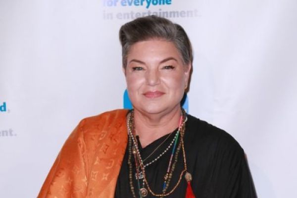 Todo sobre Mindy Cohn | Patrimonio, relación, carrera